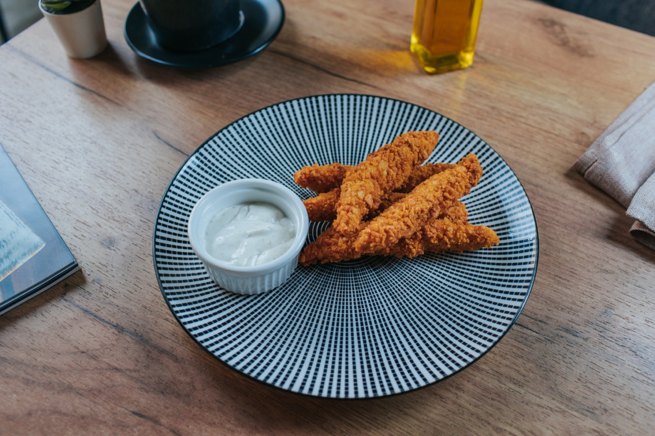 Piept de pui crispy și sos de capere - Atelierul de Pizza